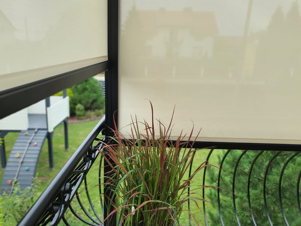 Zwijana roleta screen do zabudowy tarasu przed słońcem i wiatrem